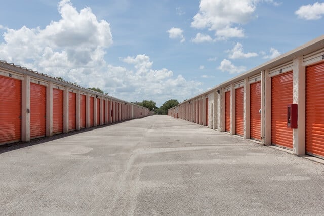 Self Storage Units Near 3145 N Alafaya Trail at Public Storage Orlando